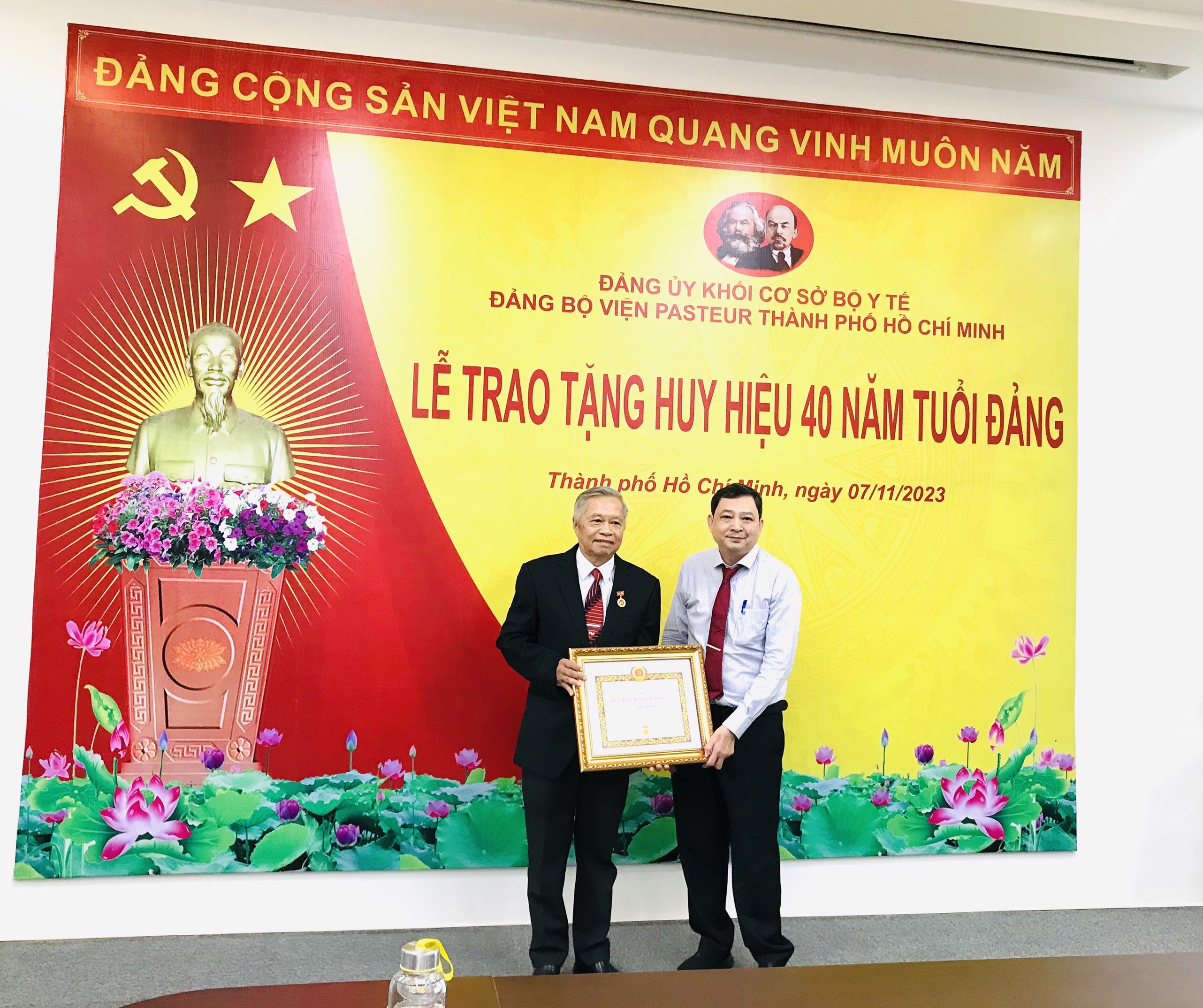 LỄ TRAO TẶNG HUY HIỆU 40 NĂM TUỔI ĐẢNG CHO ĐỒNG CHÍ TRẦN NGỌC HỮU | Viện Pasteur TP.HCM | Phục ...